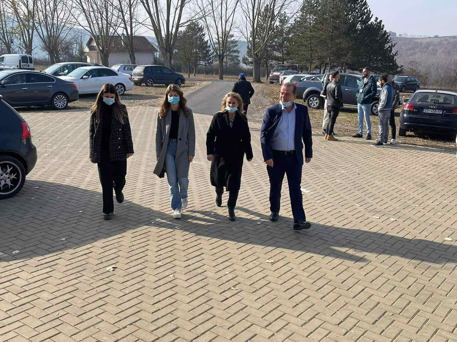 Voton kandidati për kryetar të Klinës nga radhët e PDK-së, Esat Raci ... Voton kandidati për kryetar të Klinës nga radhët e PDK-së, Esat Raci ...
