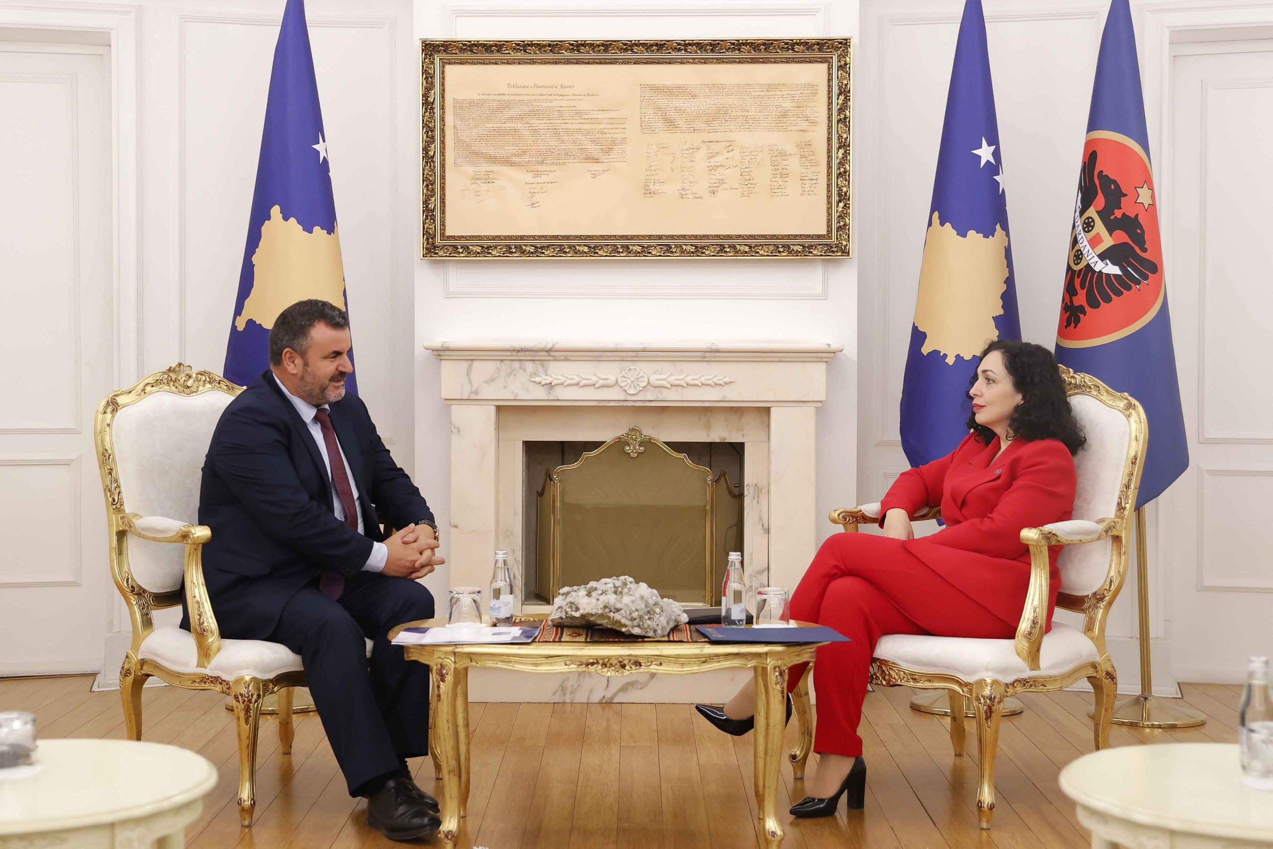 Osmani takohet me Avokatin e Popullit, diskutojnë për adresimin e ... Osmani takohet me Avokatin e Popullit, diskutojnë për adresimin e ...