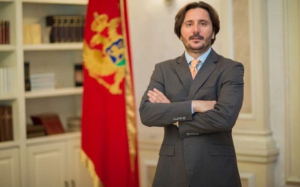Anëtari i DPS-së në Mal të Zi, e krahason Abazoviç-in me Sheshelin ...
