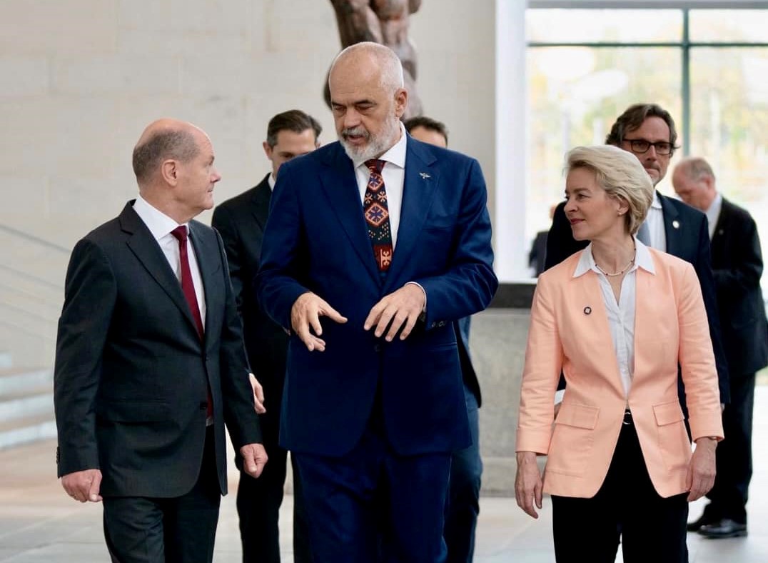 “Nuk shahet Shqipëria në gjuhë të huaj, na del e tepron shqipja jonë e ...