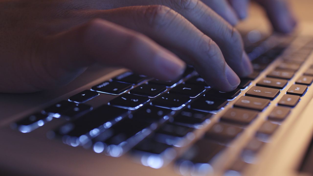 FBI çmonton rrjetin masiv të kompjuterëve të hakuar, që përdoreshin në ...