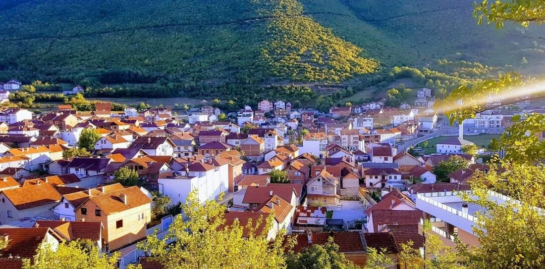 Jetesa në një fshat të Kosovës - amerikanja e martuar me një burrë ...