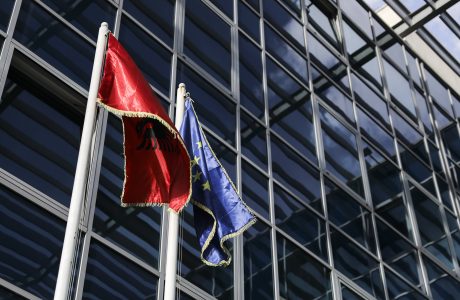 Trafik kokaine me vlerë miliona euro, 11 të pandehur në gjyq | Albanian ...