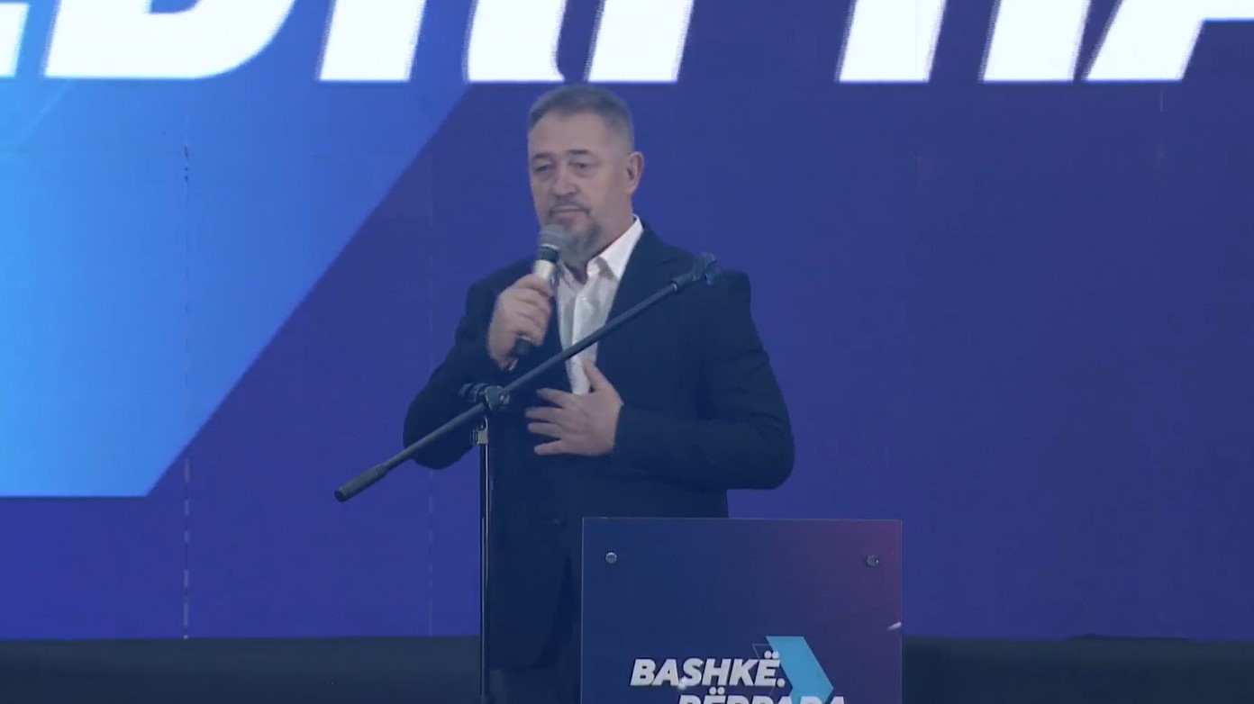 Lushtaku përdor gjuhë të rëndë në tubimin e PDK-së në Skenderaj ...